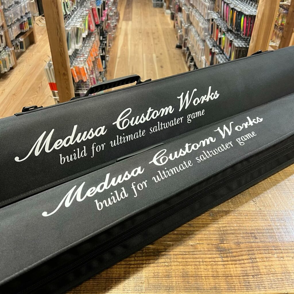 MC works′より、新製品の【HD ROD CARRY】入荷しました🤗 遠征でのロッド保護に効果的なセミハードタイプのロッドケース。 遠征のショアビッグゲーマーに人気のグリップジョイント ...